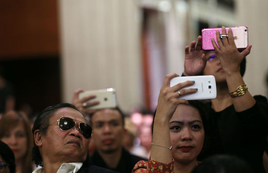 Filipinos Take Photos Their Mobile Phones Editorial Stock Photo - Stock ...