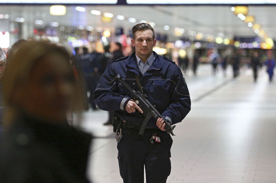 Police Officer Submachine Gun Guards Scene Editorial Stock Photo ...
