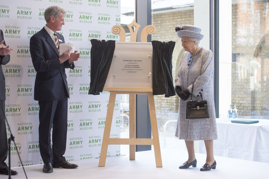 Queen Elizabeth Ii Unveiling Plaque Editorial Stock Photo - Stock Image ...