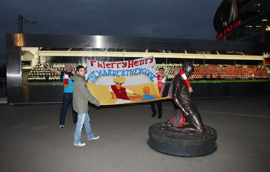 Arsenal Fans Poise Statue Thierry Henry Editorial Stock Photo - Stock ...