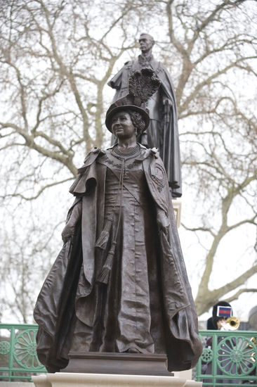 Queen Mother Memorial Statue Editorial Stock Photo - Stock Image ...