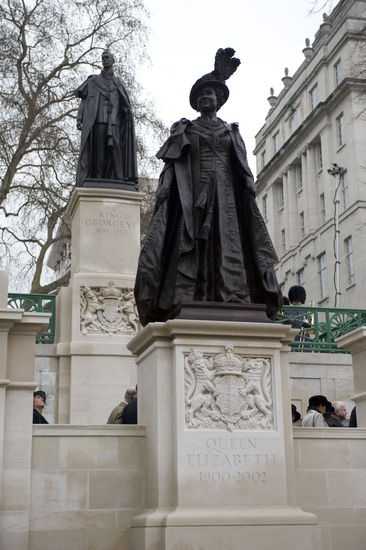 Queen Mother Memorial Statue Editorial Stock Photo - Stock Image ...