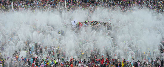 People Sprinkle Water Each Other Celebrate Editorial Stock Photo ...