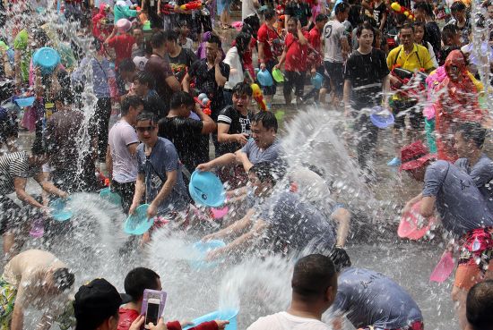 People Sprinkle Water Each Other Celebrate Editorial Stock Photo ...