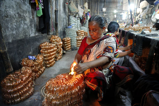 Woman Works Bangle Factory Without Safety Editorial Stock Photo - Stock ...