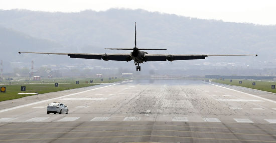 U2 Ultrahigh Altitude Reconnaissance Aircraft Lands Editorial Stock ...