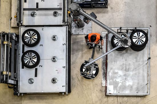 Volkswagen Employee Loading Wheels Production Line Editorial Stock ...