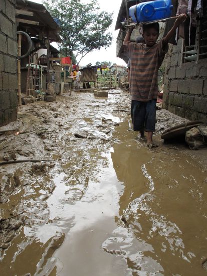 Filipino Child Carrying Container Fetch Water Editorial Stock Photo ...