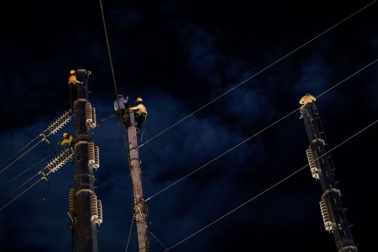 Filipino Electricians Work On Electrical Posts Editorial Stock Photo ...
