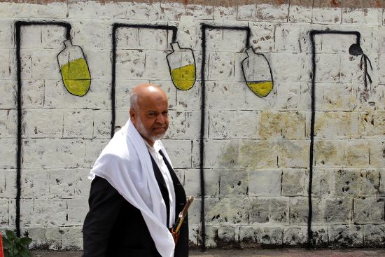 Yemeni Walks Past Graffito Depicting Intravenous Editorial Stock Photo ...