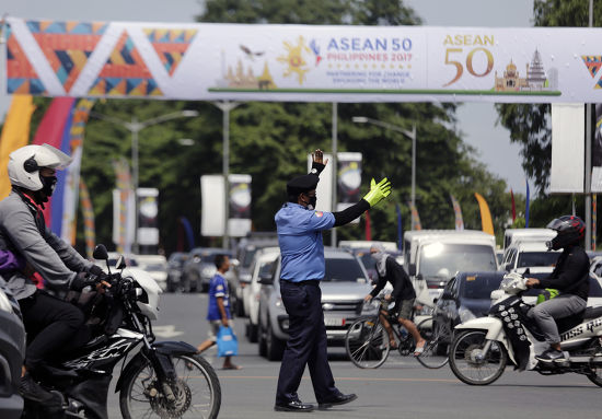 Filipino Traffic Enforcer Directs Traffic Vicinity Editorial Stock ...