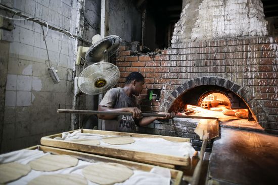 Saudi Worker Bakes Traditional Arabic Bread Editorial Stock Photo ...