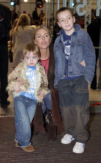 Patsy Kensit Her Sons Lennon Gallagher Redaktionelles Stockfoto ...