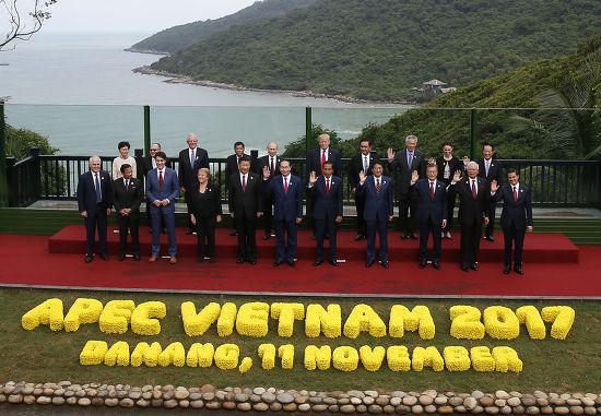 Apec Leaders Wave While Posing Group Editorial Stock Photo - Stock ...