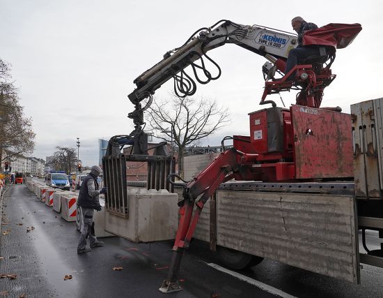 Workers Lift Heavy Concrete Blocks Articulated Editorial Stock Photo ...