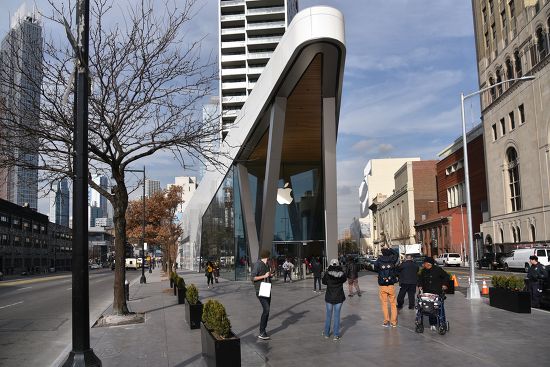 Apple Downtown Brooklyn Store Grand Opening Editorial Stock Photo ...