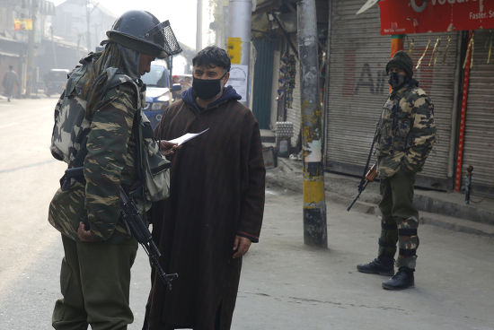 Indian Paramilitary Soldier Checks Documents Kashmiri Editorial Stock ...