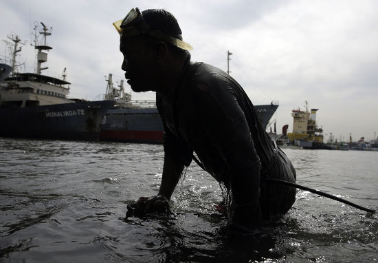 Filipino Diver Emerges Along Manila Bay Editorial Stock Photo - Stock ...