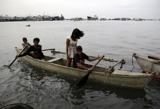 Filipinos On Boat Maneuver Along Manila Editorial Stock Photo - Stock ...