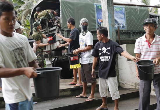Filipino Volunteers Unload Rice On Containers Editorial Stock Photo ...