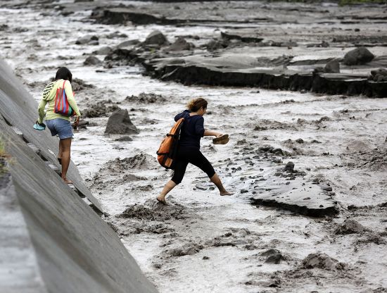 Filipino Villagers Maneuver On River Lahar - Foto de stock de contenido ...
