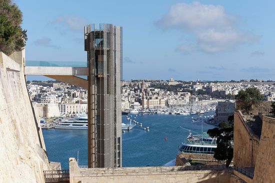 Baracca Elevator Elevator Waterfront Upper Baracca Editorial Stock ...