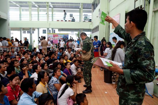 Thai Soldiers Check Documents Migrant Workers Editorial Stock Photo ...
