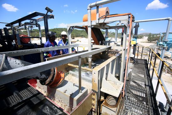 Worker Bikita Minerals Plant Bikita Over Editorial Stock Photo - Stock ...