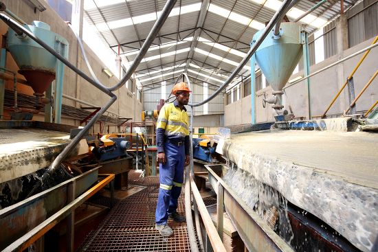 Worker Bikita Minerals Plant Bikita Over Editorial Stock Photo - Stock ...
