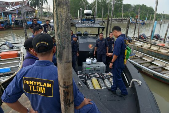 Malaysian Navy Divers Prepare Rescue Missing Editorial Stock Photo ...