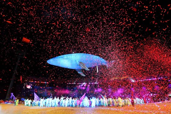 Migaloo Inflatable Humpback Whale Floats Above - Foto de stock de ...