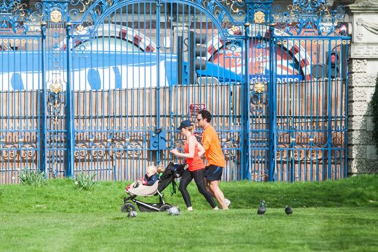 People Enjoying Sring Sunshine Green Park Editorial Stock Photo - Stock ...