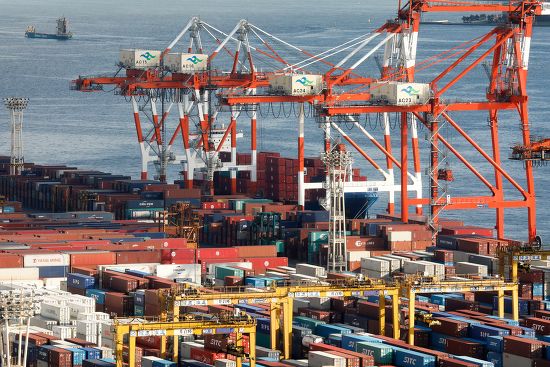 Containers Unloaded Container Cargo Vessel Aomi Editorial Stock Photo ...