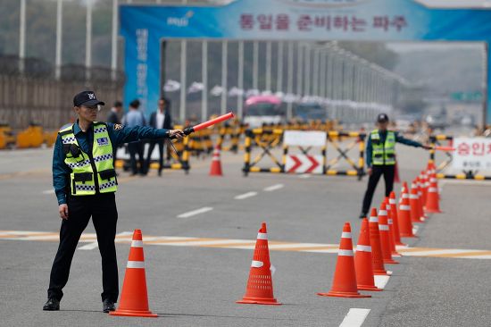South Korean Security Personnel Stand Guard Editorial Stock Photo ...