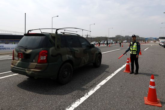 South Korean Security Personnel Stand Guard Editorial Stock Photo ...