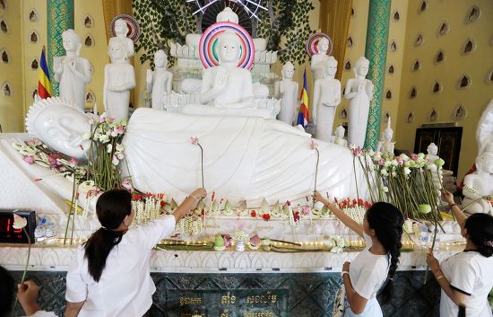 Cambodian Buddhist Followers Lay Flowers Next Editorial Stock Photo ...
