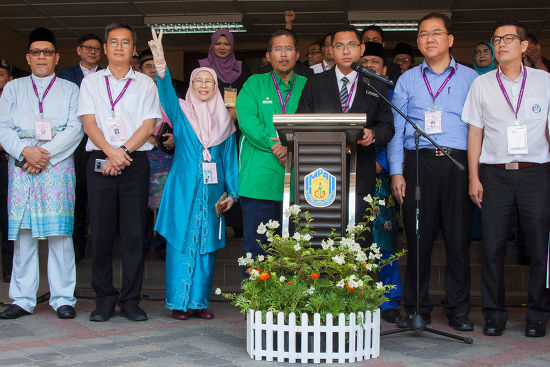Wan Azizah Seen Showing Peace Sign Editorial Stock Photo - Stock Image ...