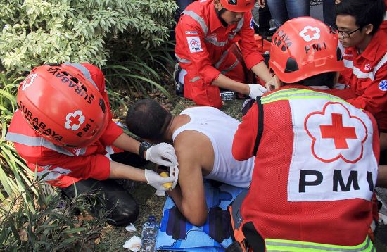 Indonesian Paramedics Give Medical Treatment Person Editorial Stock ...
