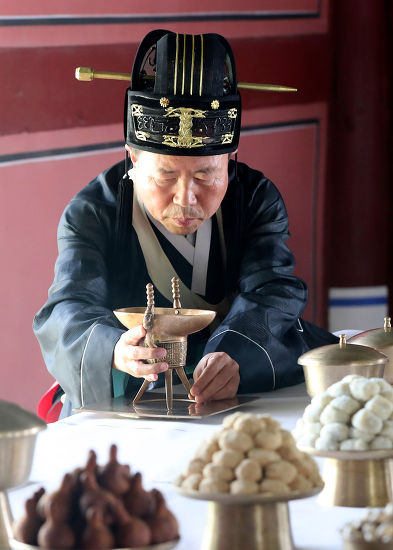 Man Dressed Traditional Robes Arranges Foods Editorial Stock Photo ...