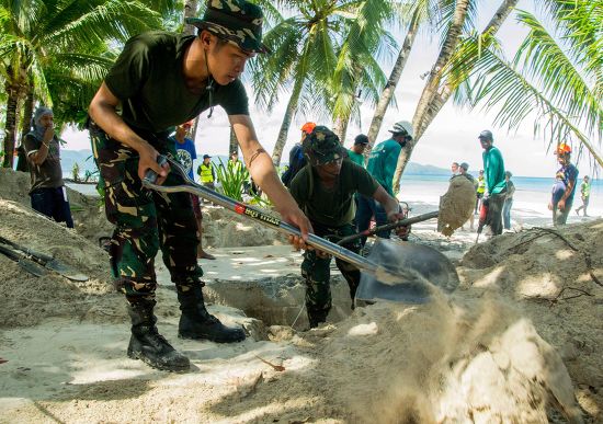 Filipino Soldiers Dig Illegal Sewerage Pipes Editorial Stock Photo ...