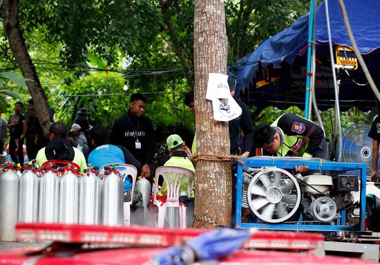 Members Thai Rescue Team Fill Oxygen Editorial Stock Photo - Stock ...