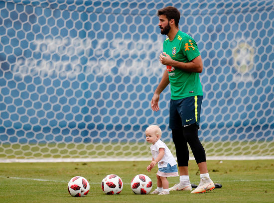 Brazils Goalkeeper Alisson Becker His Daughter : photos éditoriales de ...