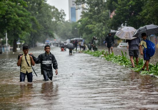 People Wade Through Waterlogged Street Khar Editorial Stock Photo ...