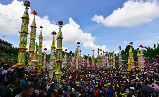 Jaintia Tribesmen Carry Traditional Chariots Dance Editorial Stock ...
