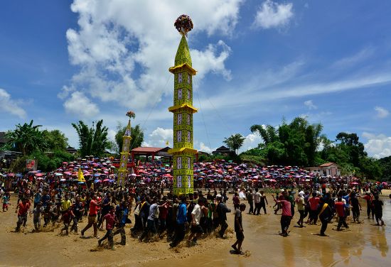 Jaintia Tribesmen Carry Traditional Chariots Dance Editorial Stock ...