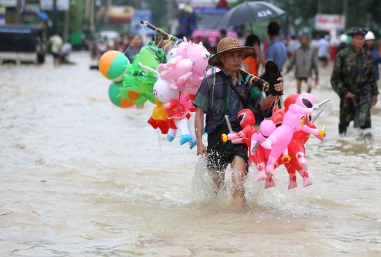 Balloon Seller Wades Through Flood Water Editorial Stock Photo - Stock ...