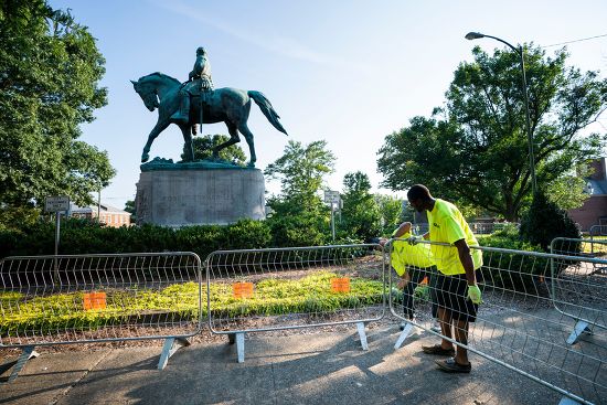 State Workers Set Fencing Around Statue Editorial Stock Photo - Stock ...
