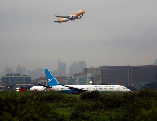Flyscoot Plane Flies Over Xiamen Airlines Editorial Stock Photo - Stock ...