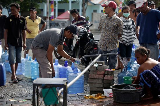 Displaced People Queue Water Temporary Camp Editorial Stock Photo ...