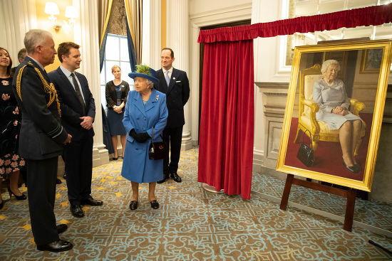 Queen Elizabeth Ii Viewing New Portrait Editorial Stock Photo - Stock ...